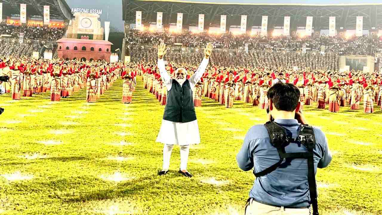 In Pics: 11,304 dancers, drummers perform 'Bihu' in front of PM ...