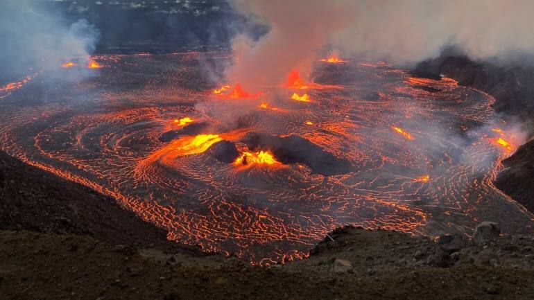 Kilauea, one of the world's most active volcanoes, begins erupting ...