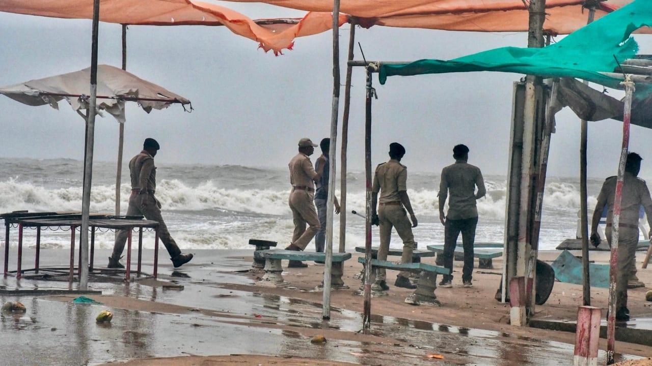 Cyclone Biparjoy wreaks havoc in Gujarat before weakening into cyclone ...