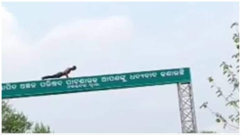 Man caught doing push-ups on road sign in Odisha. Viral video