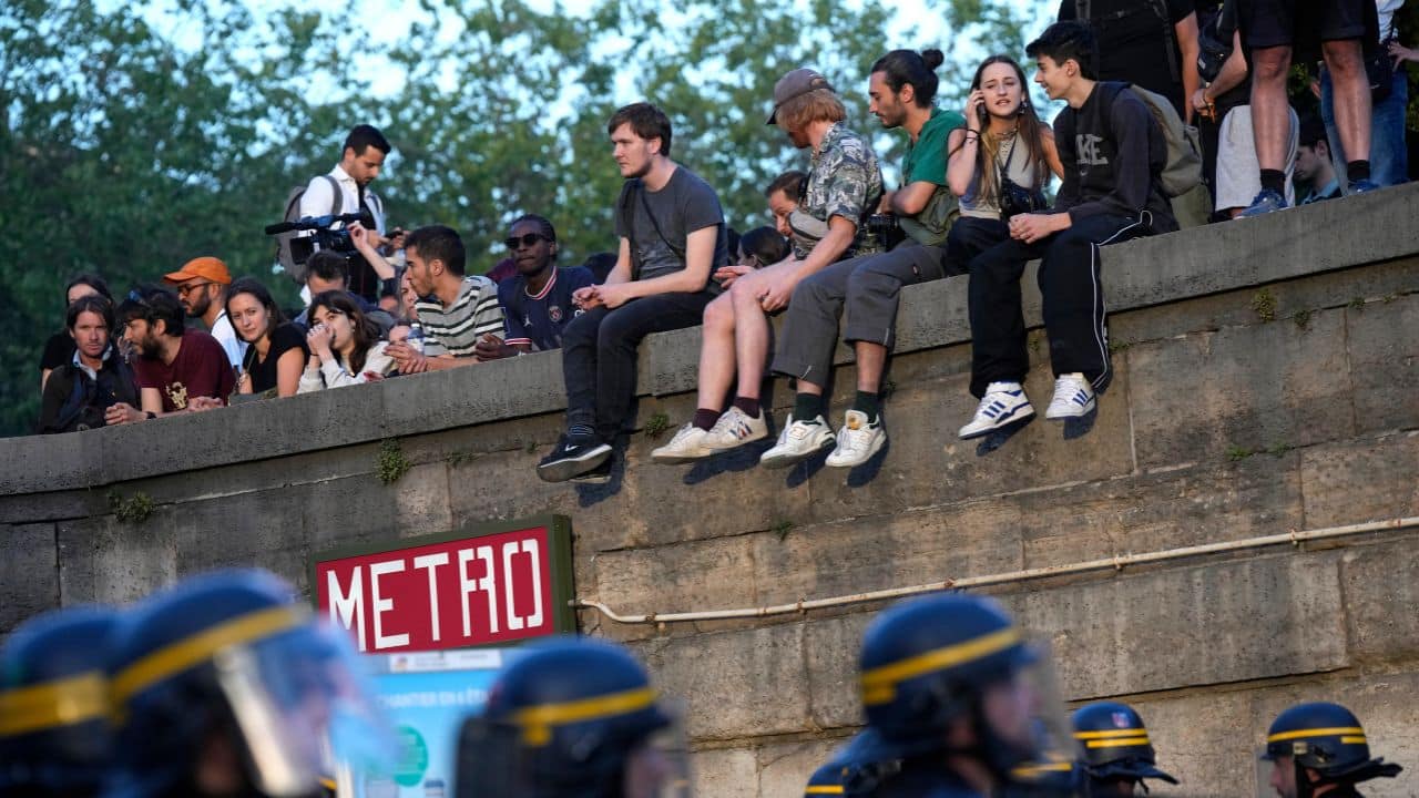 Thousands protest in France after police shoot 17-year old; In Pics ...