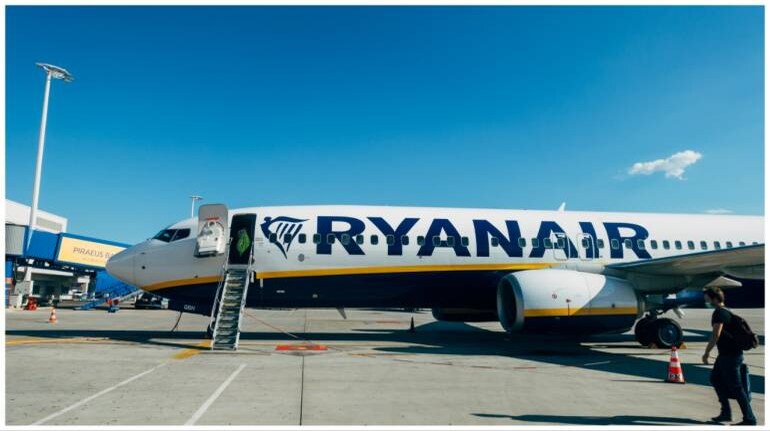 'We're never gonna get home': Fight breaks out between two men inside Ryanair flight