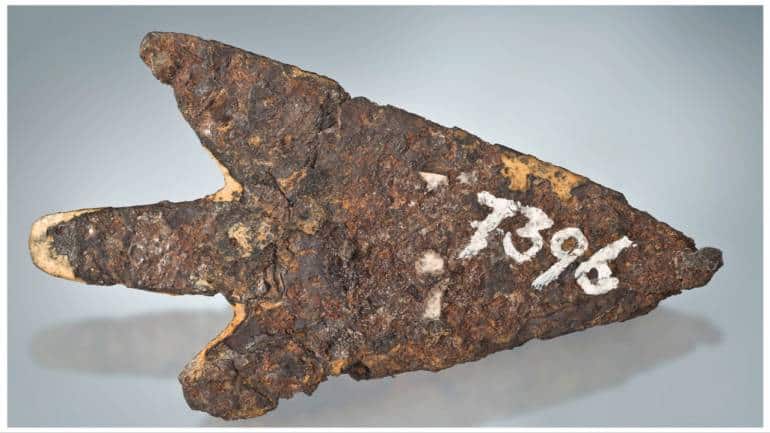 This 3,000-year-old arrowhead, forged with meteorite, was used as ...