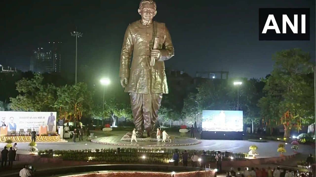 PM Modi unveils 72-ft tall Deendayal Upadhyaya statue opposite BJP's ...
