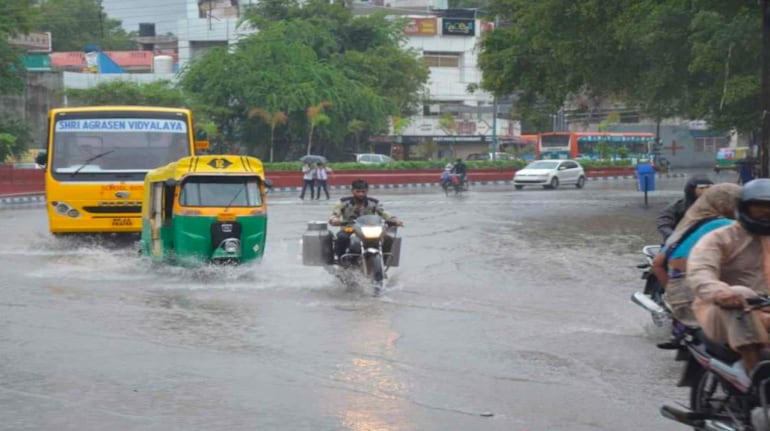 Heavy rains affect normal life in Indore, more than 200 persons rescued ...
