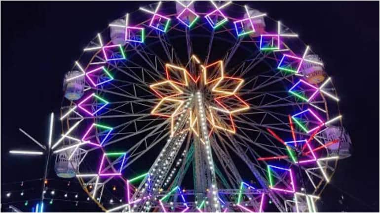 Giant wheel stuck midway at Delhi's Ramlila Maidan, 20 rescued