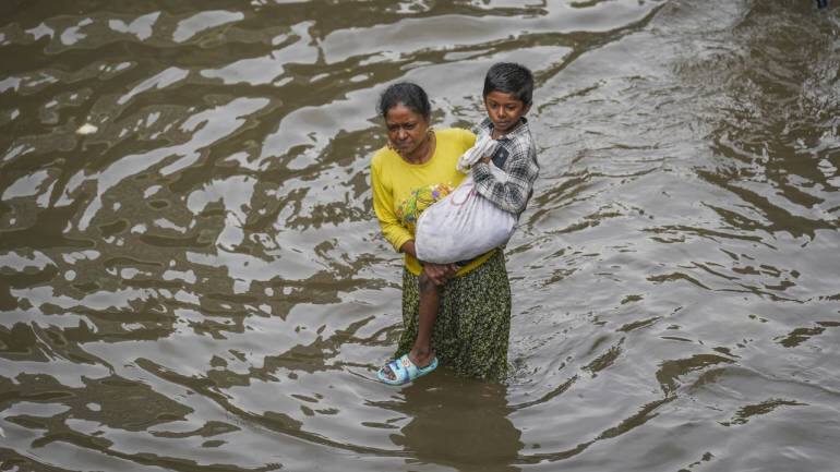 Volunteers wade through Chennai's inundated areas, distribute food ...