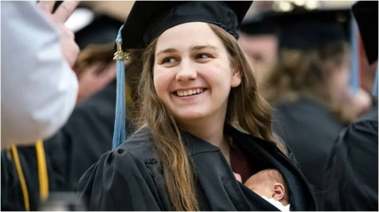 US woman graduates with her 10-day-old baby tucked in gown. Wholesome ...