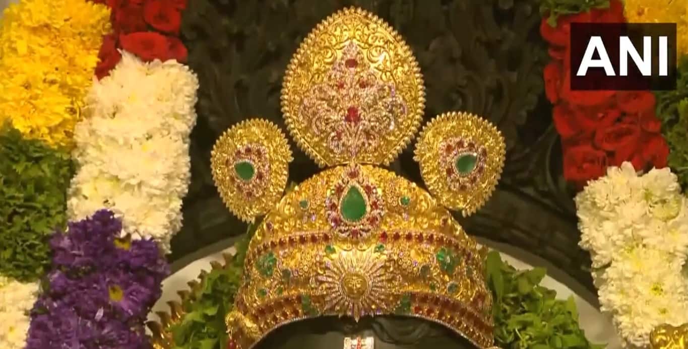 Ram Lalla shines in 22-carat gold jewellery inlaid with rubies ...