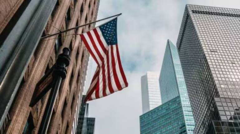US economy grew at a surprisingly strong 3.3% pace last quarter ...
