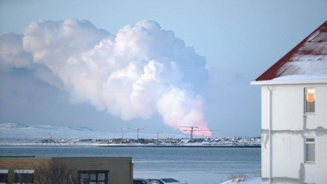 Iceland volcano erupts again with stunning lava fountains ...