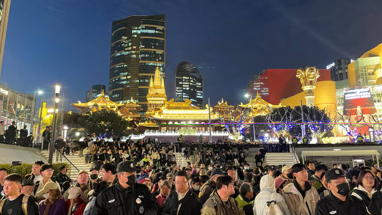 Apple's Tim Cook opens new store in Shanghai to large crowds as China ...