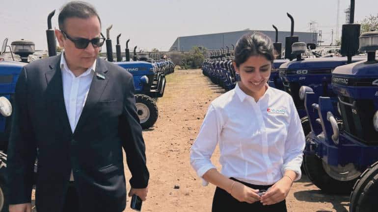 Navya Naveli Nanda shares pictures with dad Nikhil Nanda as she visits ...
