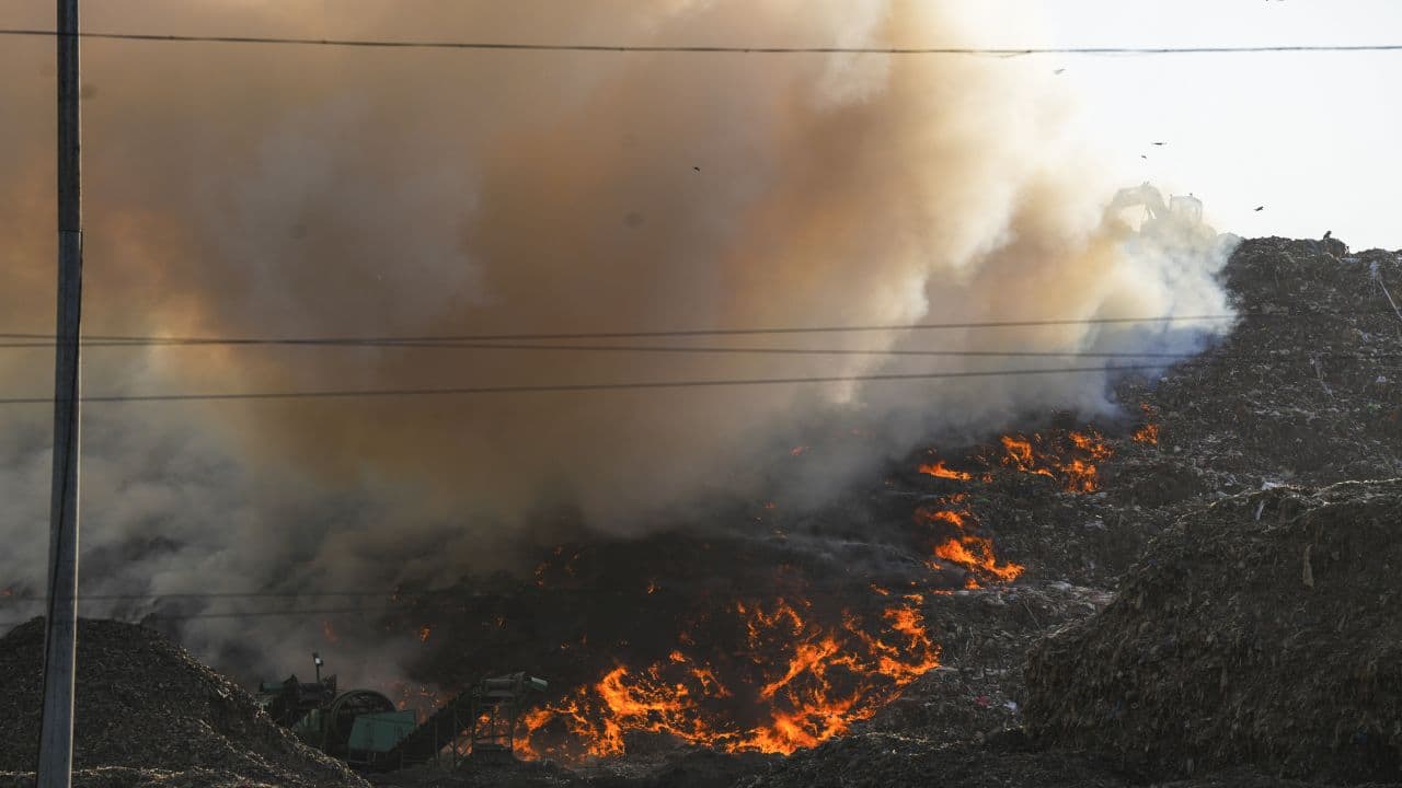 Ghazipur Landfill Fire: Blaze continues at Delhi site, efforts on to ...