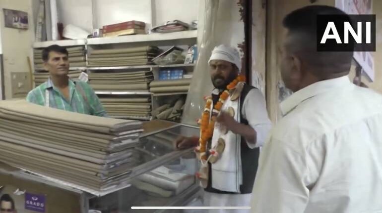 Lok Sabha Election 2024: Why is Aligarh's Keshav Dev wearing a garland ...