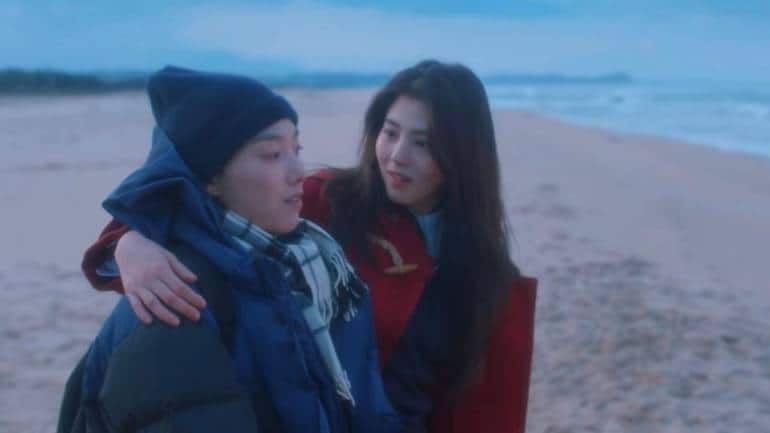 Han So-hee and Han Hae-in's girls' love film 'Heavy Snow' confirms 2024 release; fans anticipate ...