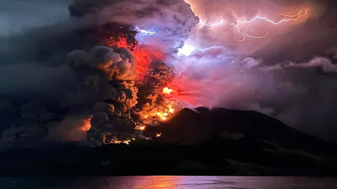 Indonesia volcanic eruption sparks tsunami threat, thousands evacuated ...