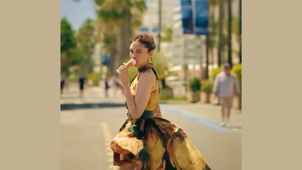 Aditi Rao Hydari showcases her Gaja Gamini walk from ‘Heeramandi’ again