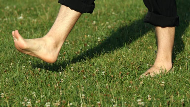 Health benefits of walking barefoot: Improves foot mechanics, reduce ...