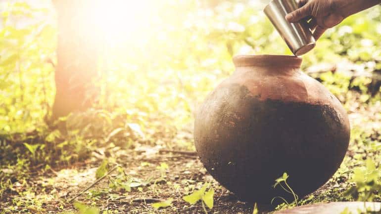 7 benefits of drinking water from a clay pot