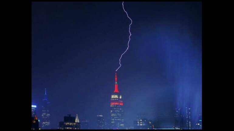 Lightning strikes iconic New York skyscrapers - Empire State Building ...