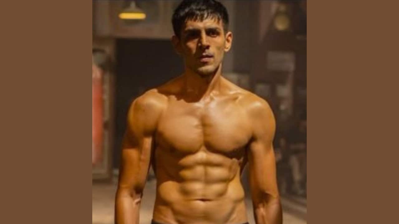 Kartik Aaryan flaunts his buff physique ahead of ‘Chandu Champion’ release