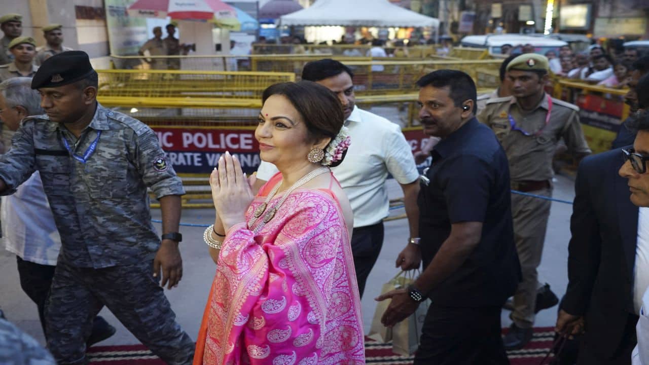 Nita Ambani visits Kashi Vishwanath Temple with son Anant's wedding ...