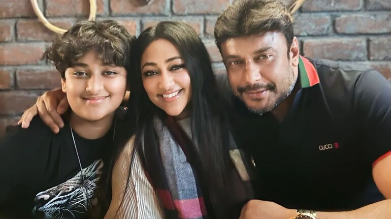 Darshan got emotional after meeting wife Vijayalaxmi and son in ...