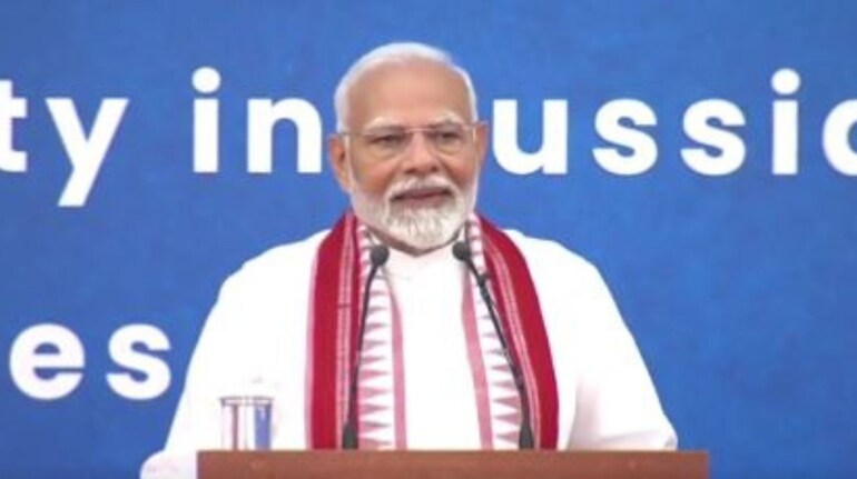'Sar pe laal topi Rusi...': PM Modi invokes Bollywood as he courts ...