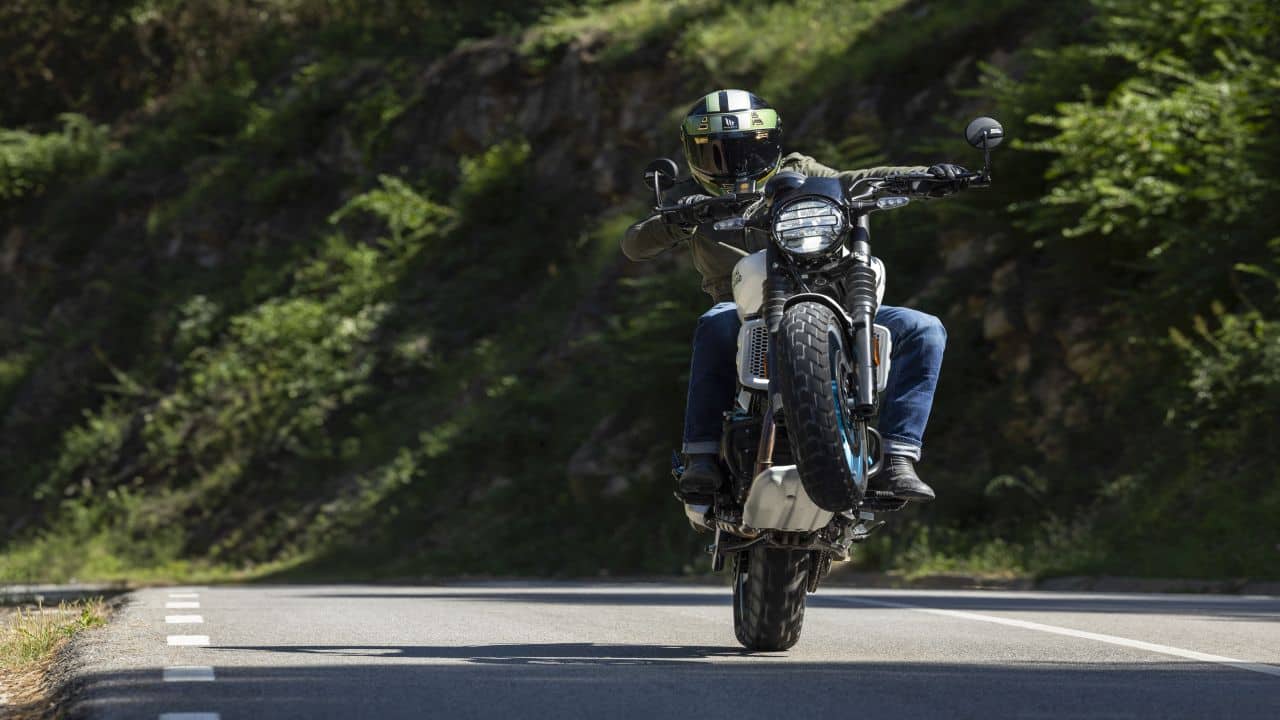 Royal Enfield unveils Guerrilla 450 at Rs 2.39 lakh, take a look ...