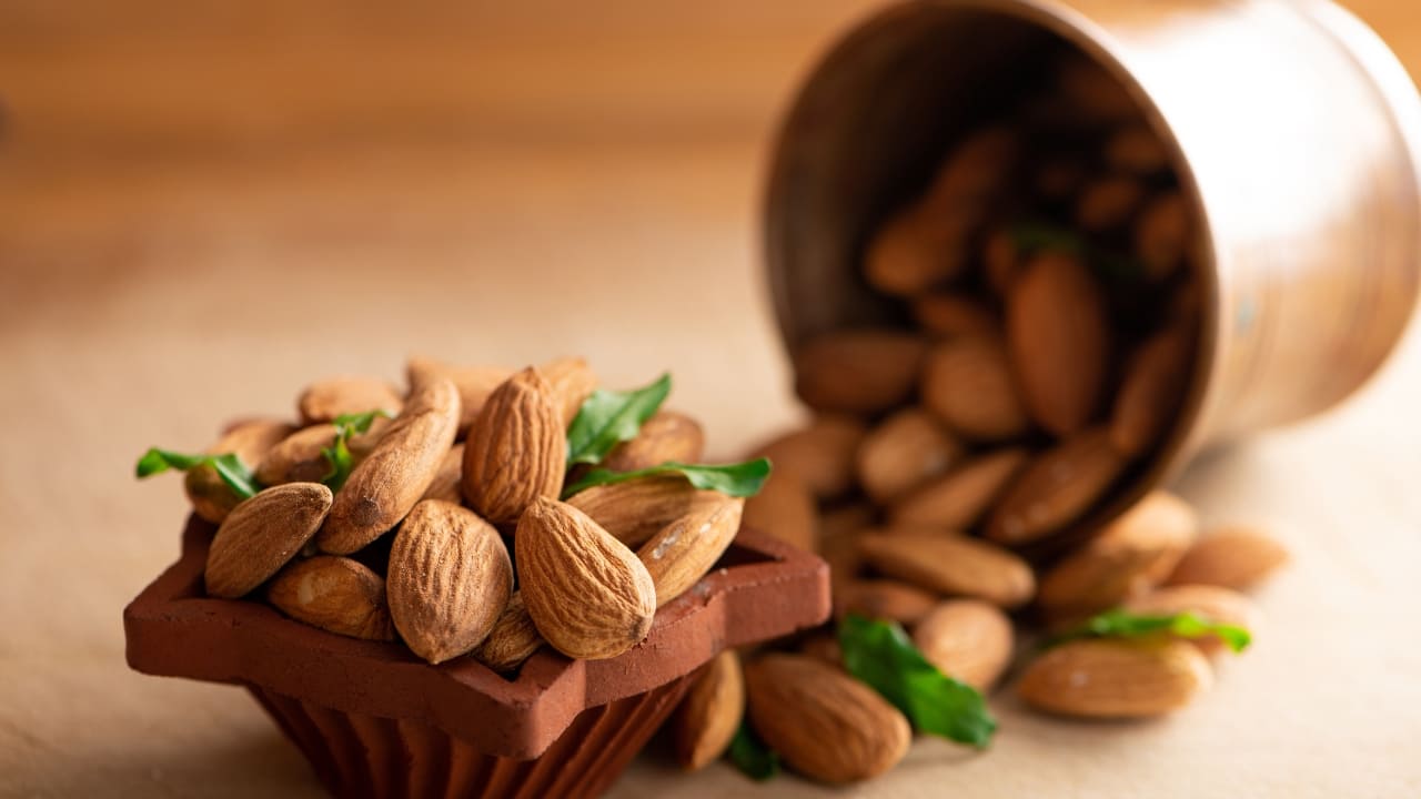 Bedtime snacks: Eat almonds, Greek yoghurt, bananas and more before bed ...