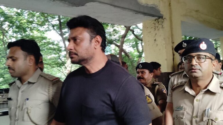 Darshan looks weak and pale, reads Bhagvad Gita, Mahabharata books ...