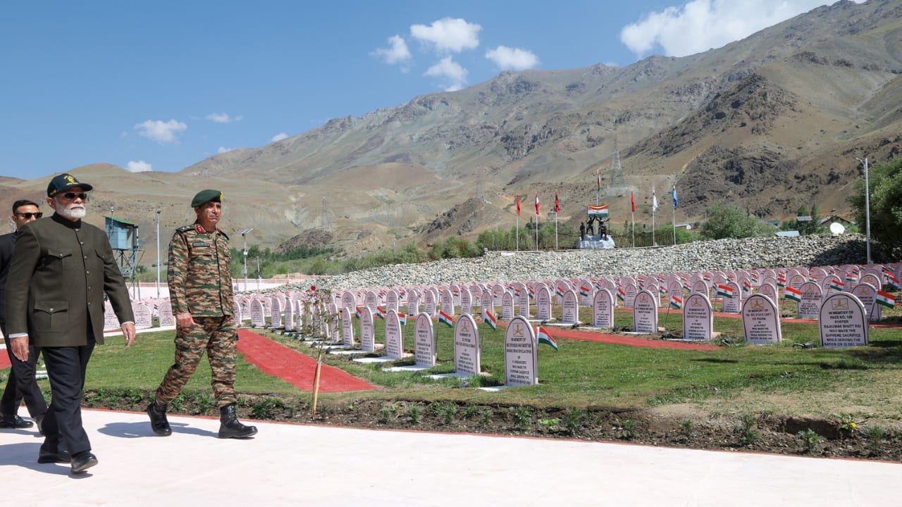 PM Modi pays tribute to bravehearts of Kargil War in Drass, launches ...