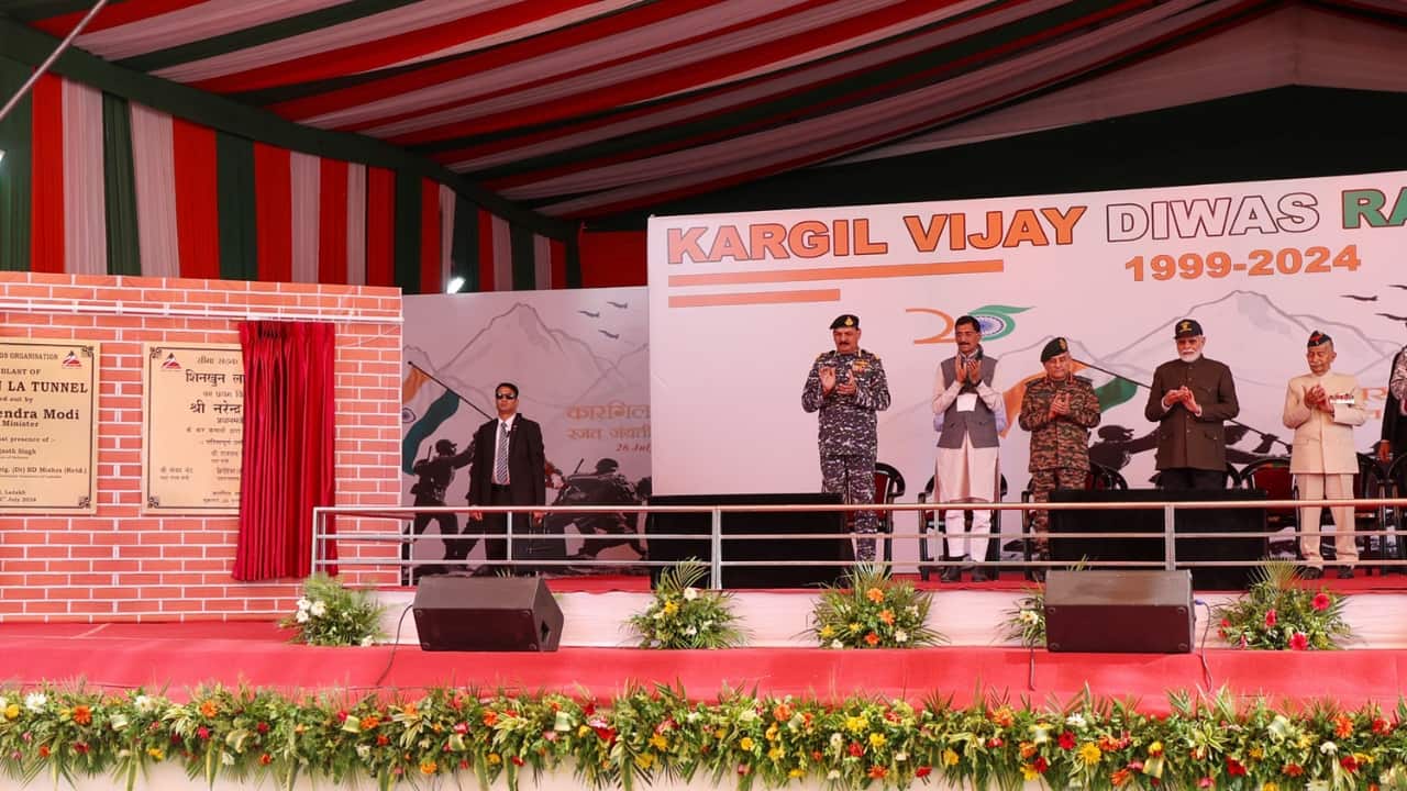 PM Modi pays tribute to bravehearts of Kargil War in Drass, launches ...