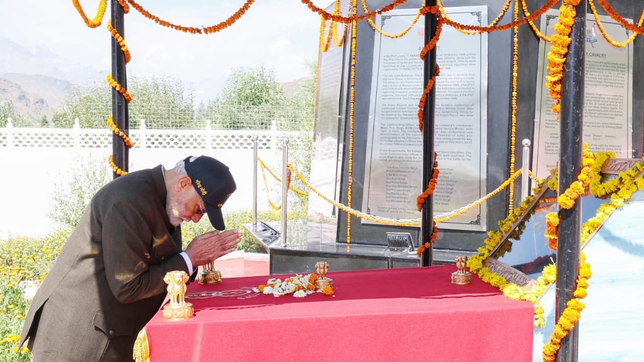 PM Modi pays tribute to bravehearts of Kargil War in Drass, launches ...