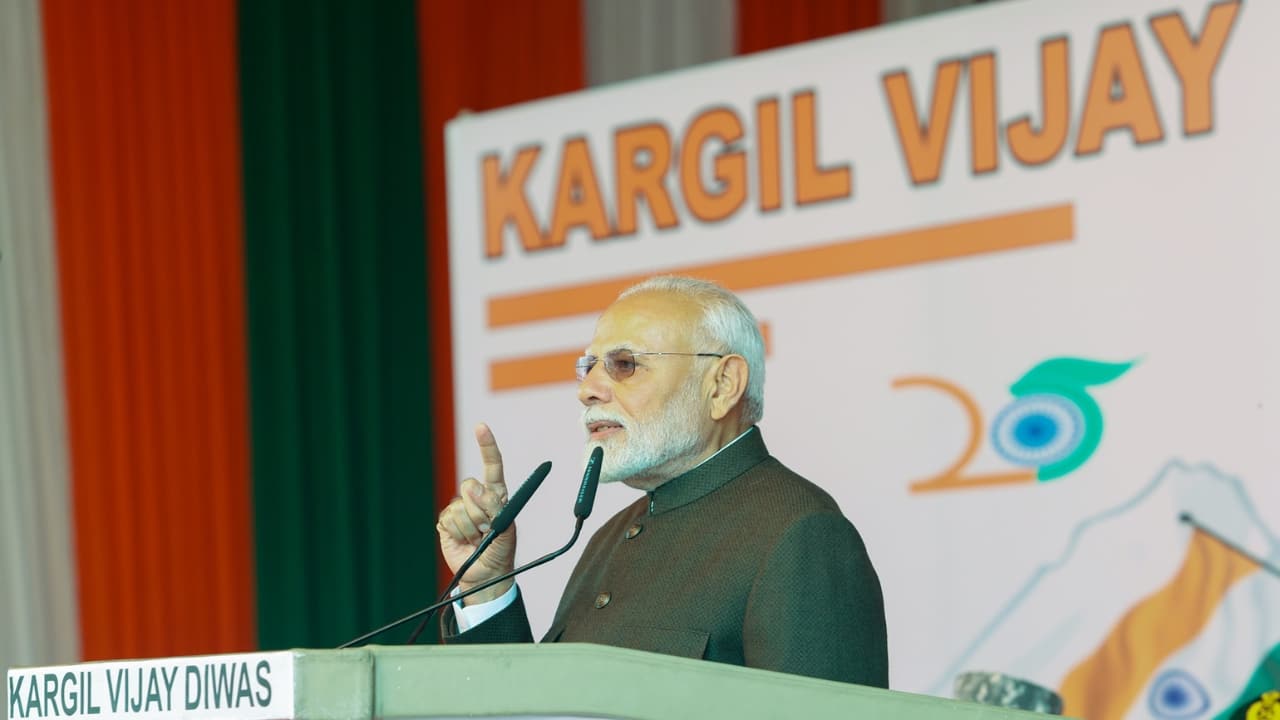 PM Modi pays tribute to bravehearts of Kargil War in Drass, launches ...