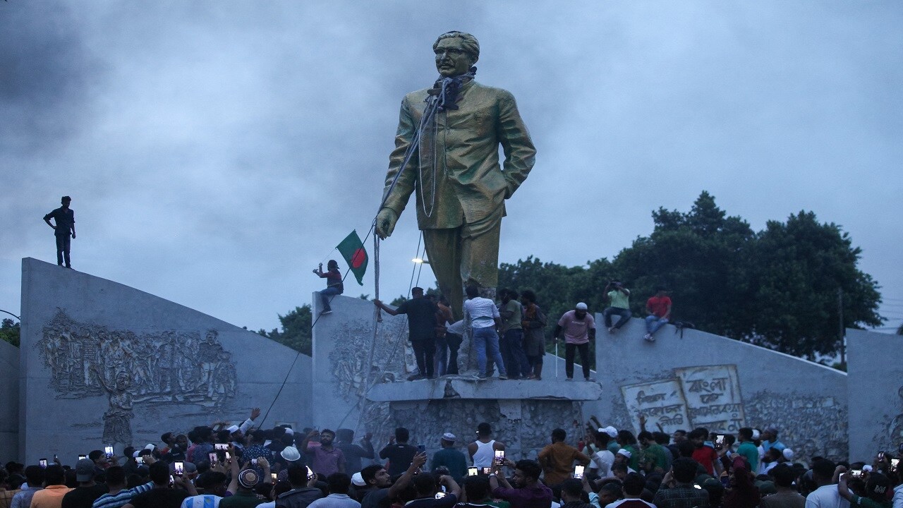 Houses set ablaze, Sheikh Hasina's house stormed: Bangladesh unrest in ...