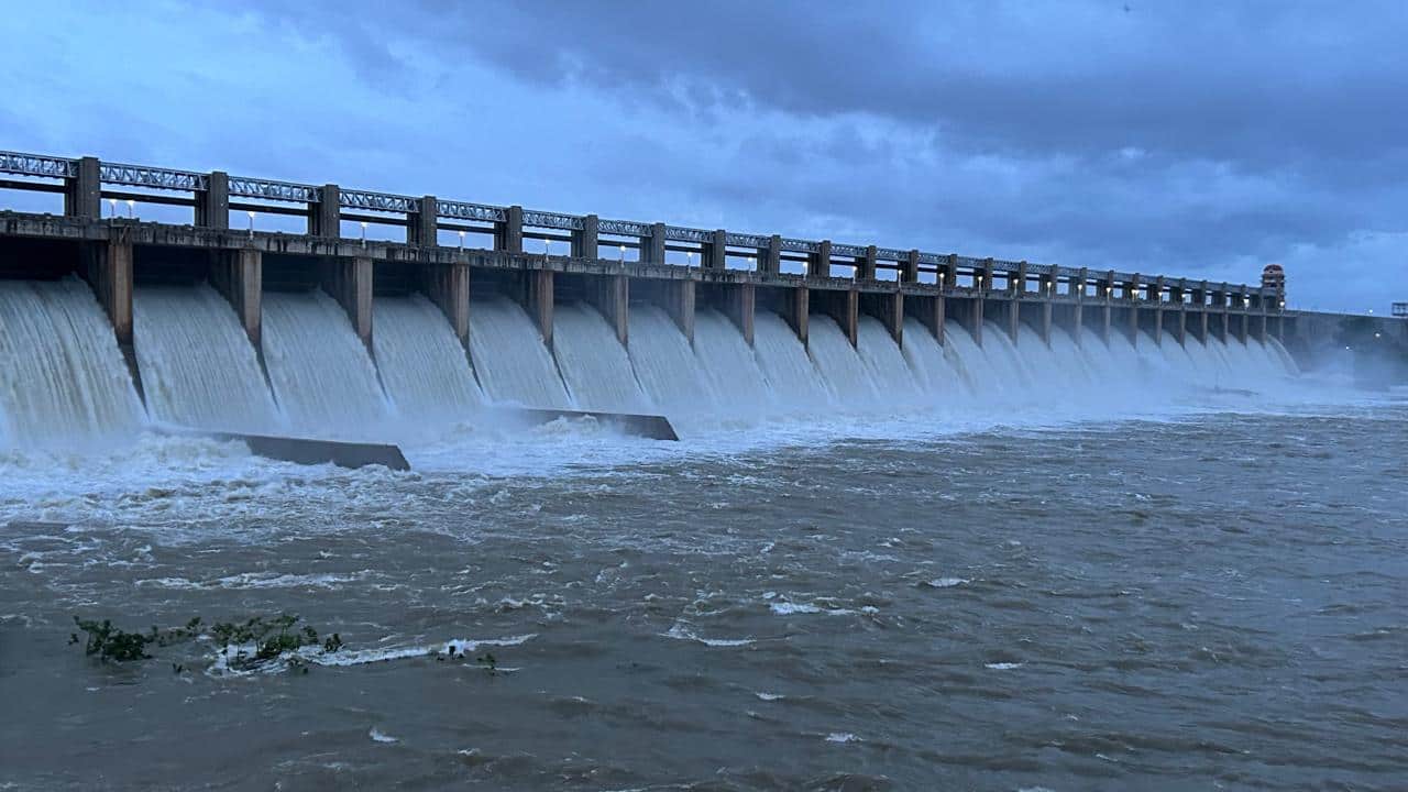 Tungabhadra dam gate chain snaps, triggering major water release