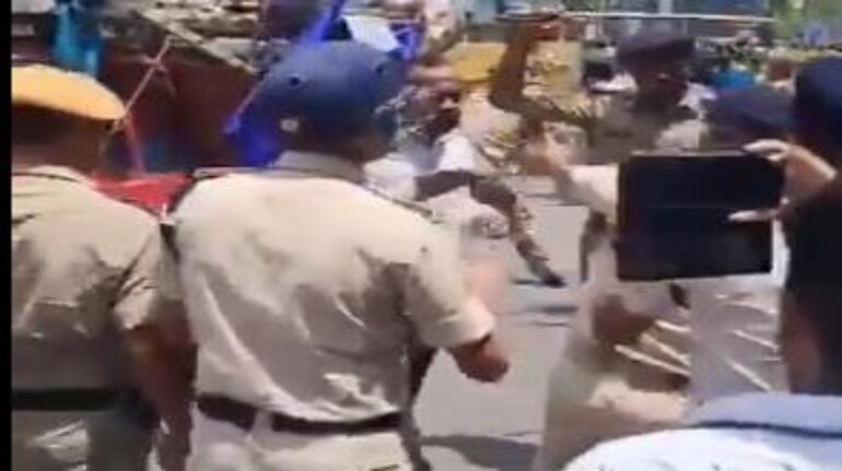 Bharat Bandh viral video: Bihar cop strikes Patna SDM with baton ...