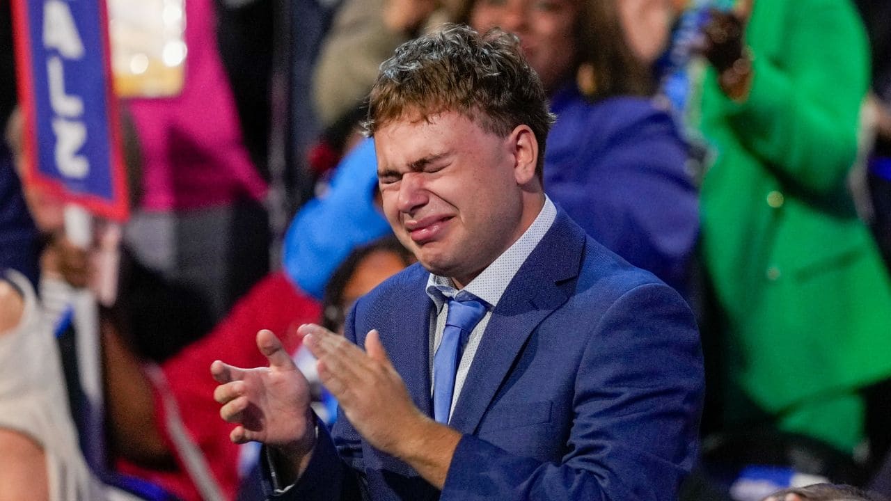 “That’s my dad!”: Gus Walz tearfully cheers on his father as he accepts ...