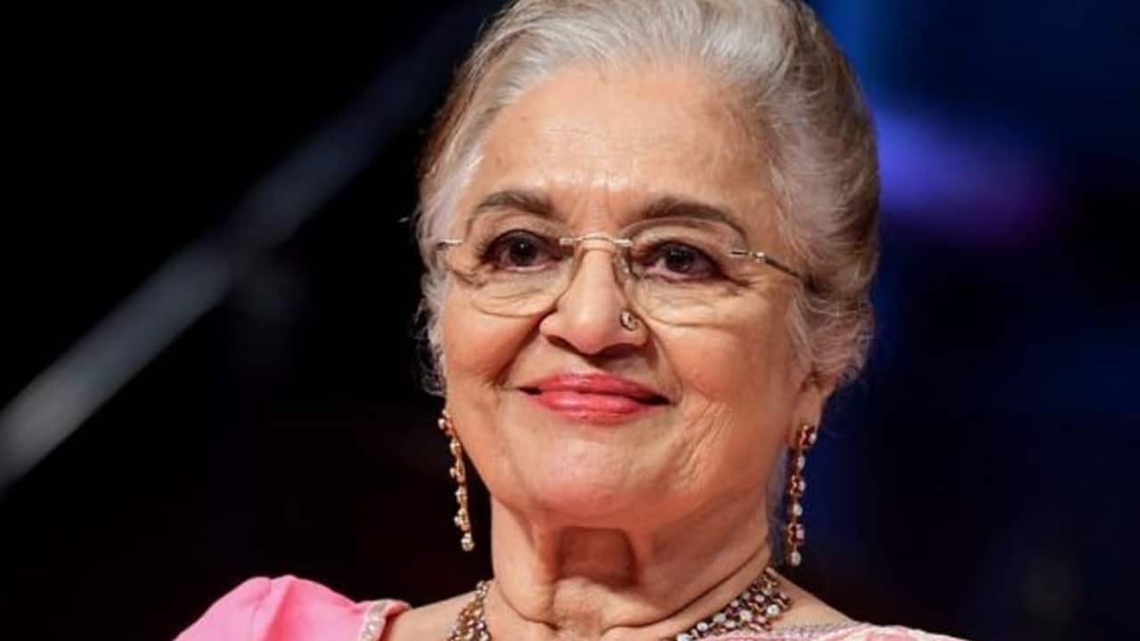 Asha Parekh honoured with Raj Kapoor lifetime achievement award for her ...