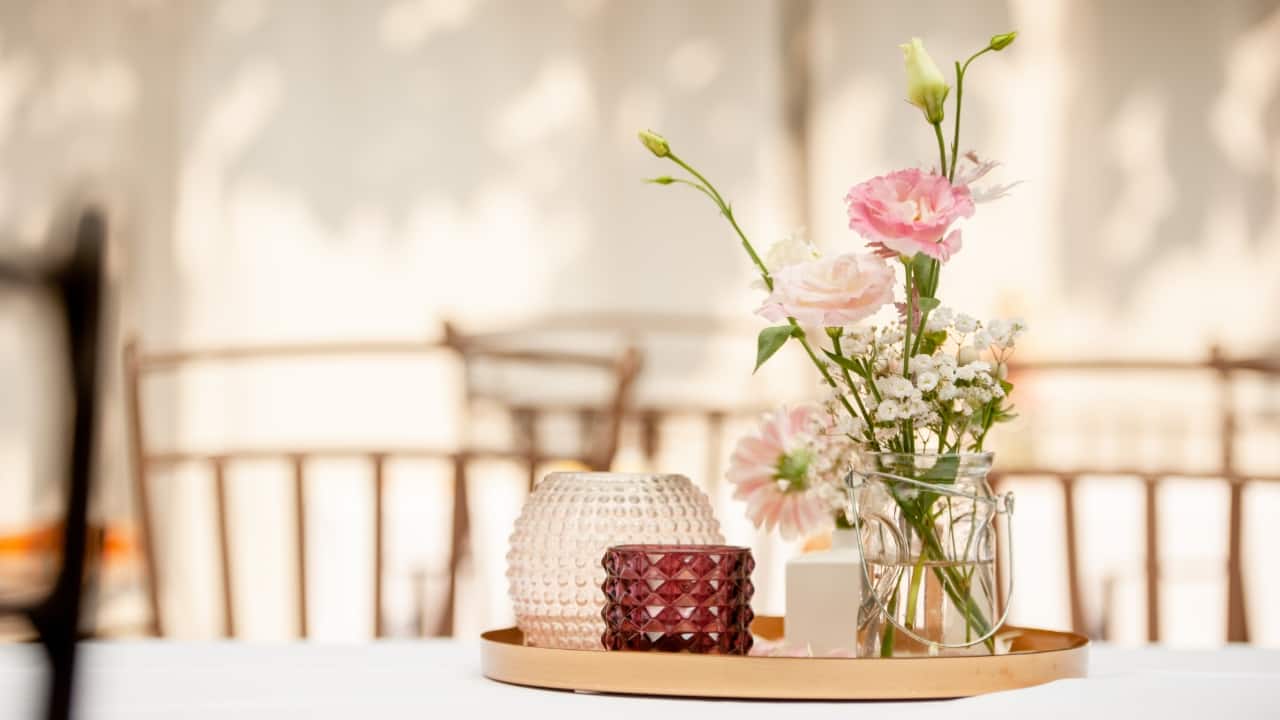 Table decor ideas to glam up your home, from floral arrangements to ...