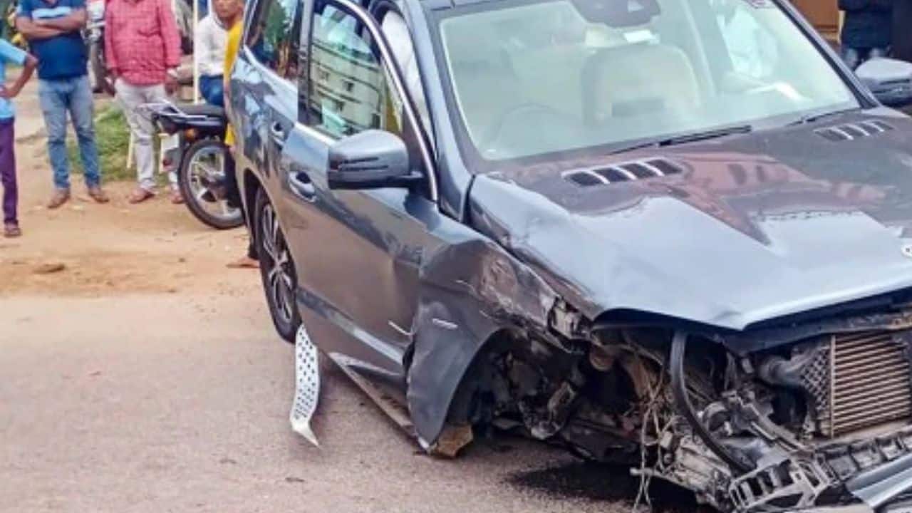 Actress Rajitha rams car into parked vehicle and a mini lorry, arrested ...