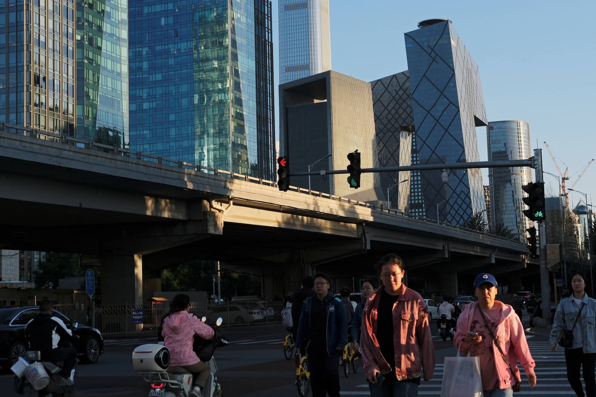 Hang Seng, China's CSI pare gains on no stimulus by China's top body ...