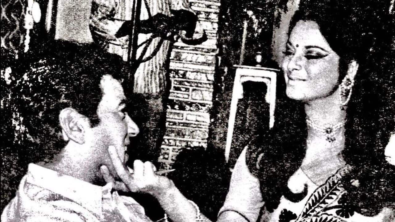 Dharmendra shares nostalgic picture with actress Rekha, refers to her ...