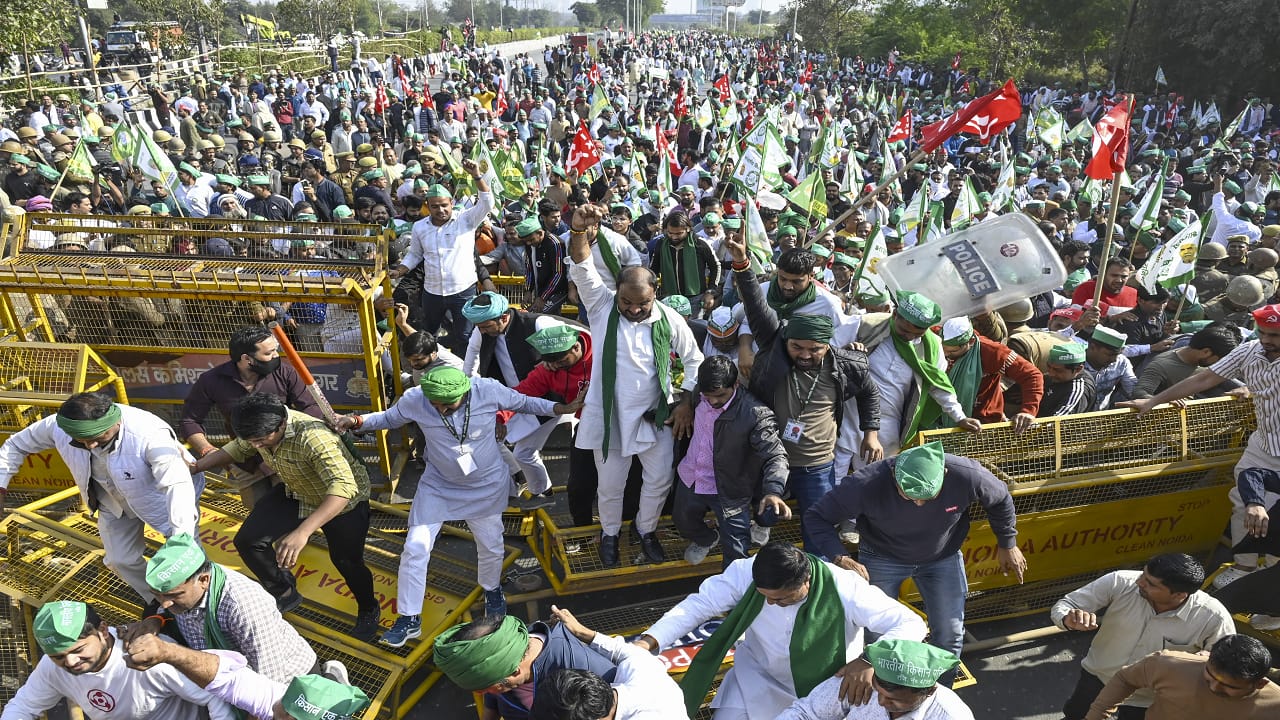 Farmers' 'Delhi Chalo' march on land compensation stopped in Noida ...