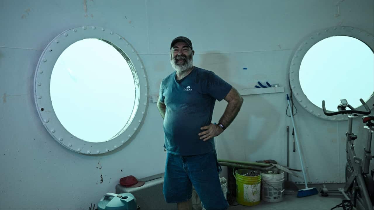 This 59-year-old has been living under the sea for 2 months. His home ...