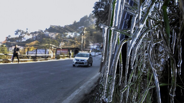 Season's first snowfall hits Shimla, Kufri, Fagu; cold wave intensifies ...