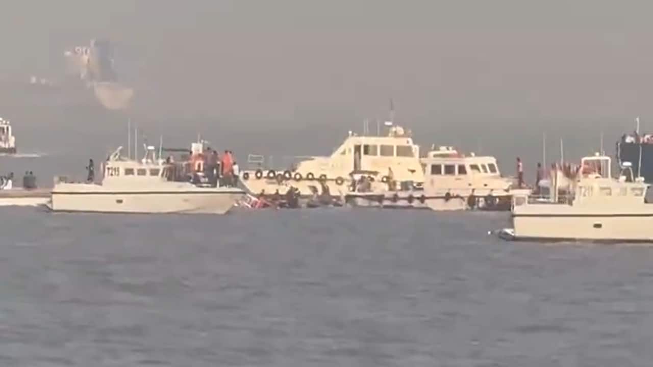 Mumbai Boat Accident: Watch Terrifying moment when Navy speedboat rams ...