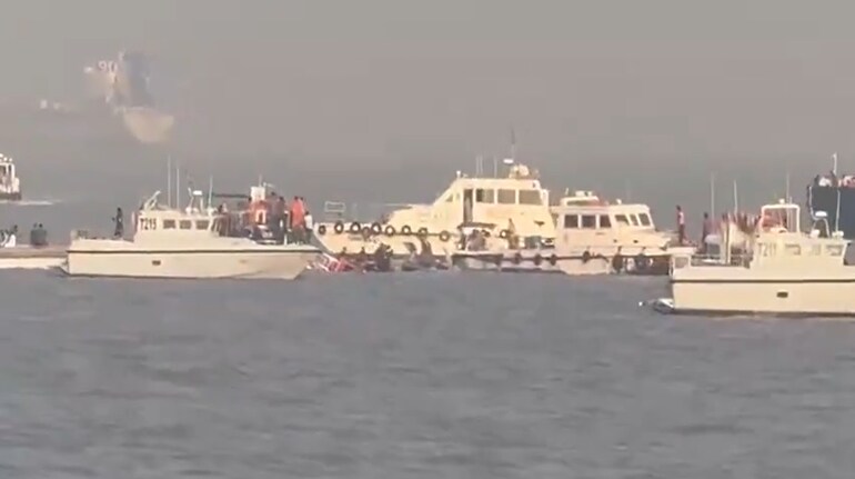 Mumbai Boat Accident: Watch Terrifying moment when Navy speedboat rams ...